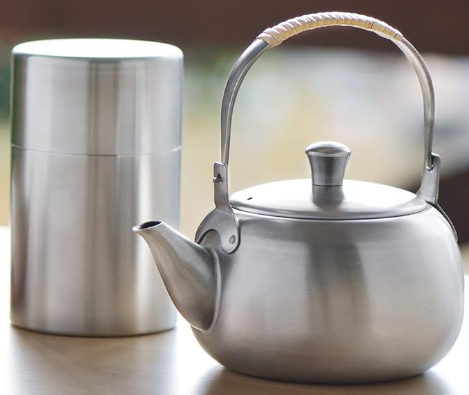 The art of brewing with a Japanese teapot - Uwade Kyusu style ...